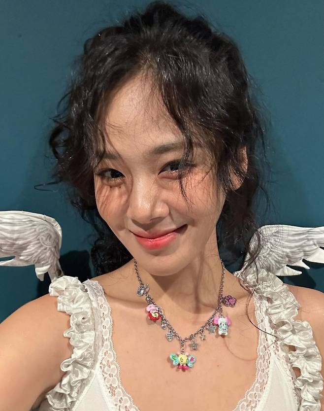 4차원 매력 비비 파격 백리스와 쇼츠로 완성한 도발적 매력 스타와 라이프