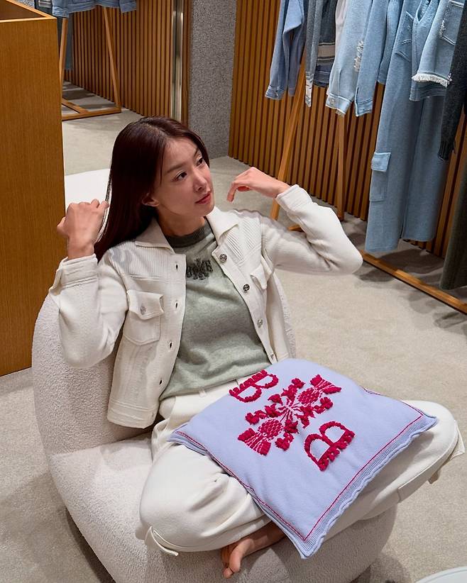 이시영 42살 맞아 미니스커트에 핑크니트 입고 러블리 뿜뿜 웰니스라이프