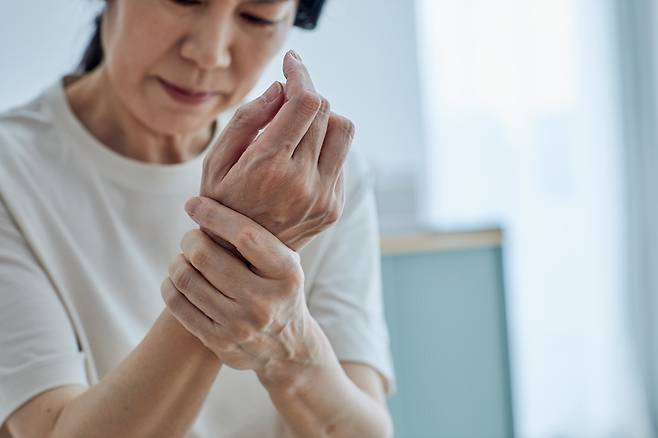 손가락 딱딱 꺾으면 염증이잘못 알려진 관절염 오해 5