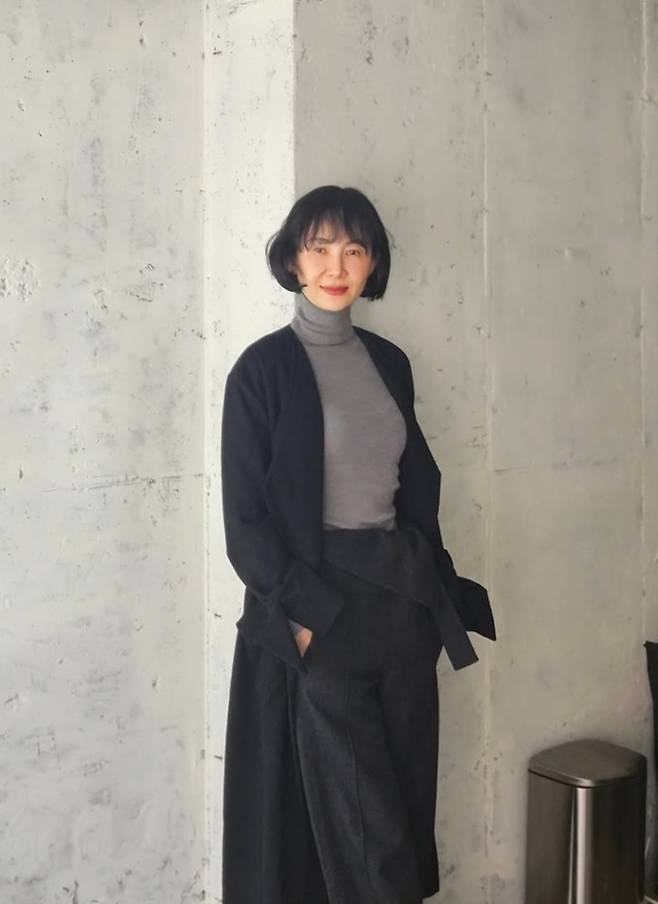 채시라 50대 드뮤어룩의 정석 볼과 립만 메이크업 내추럴 톤온톤 코트룩 패션엔