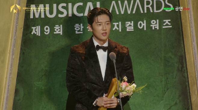8살 연상 탑여배우와 헤어진 지 한달만에 재결합 소식전한 남배우 놀라운 근황 스포엔 뉴세이