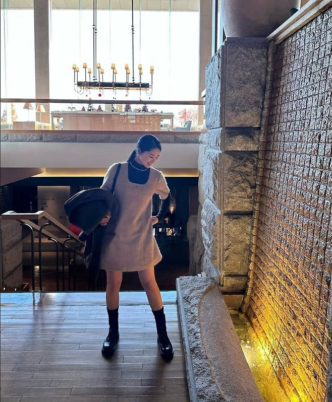 유명 가수 아내일 뿐인데 입기만 하면 트렌드 선도 브라운 코트앵클부츠 겨울룩 완성 스타와 라이프