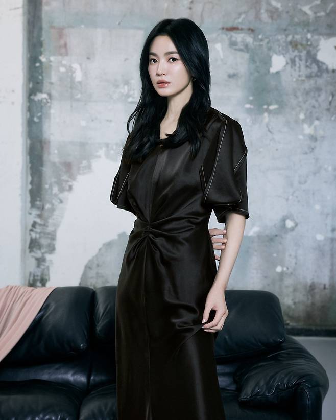 송혜교 43살 맞아 셋업룩 입고 여전한 미모 스타픽