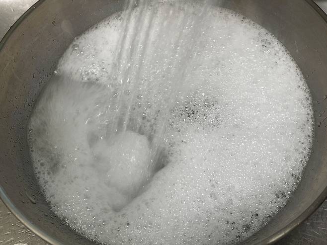 설거지 무심코 이렇게 했다간 잔류세제 다 먹게 됩니다 올바른 설거지 법 꿀하우스