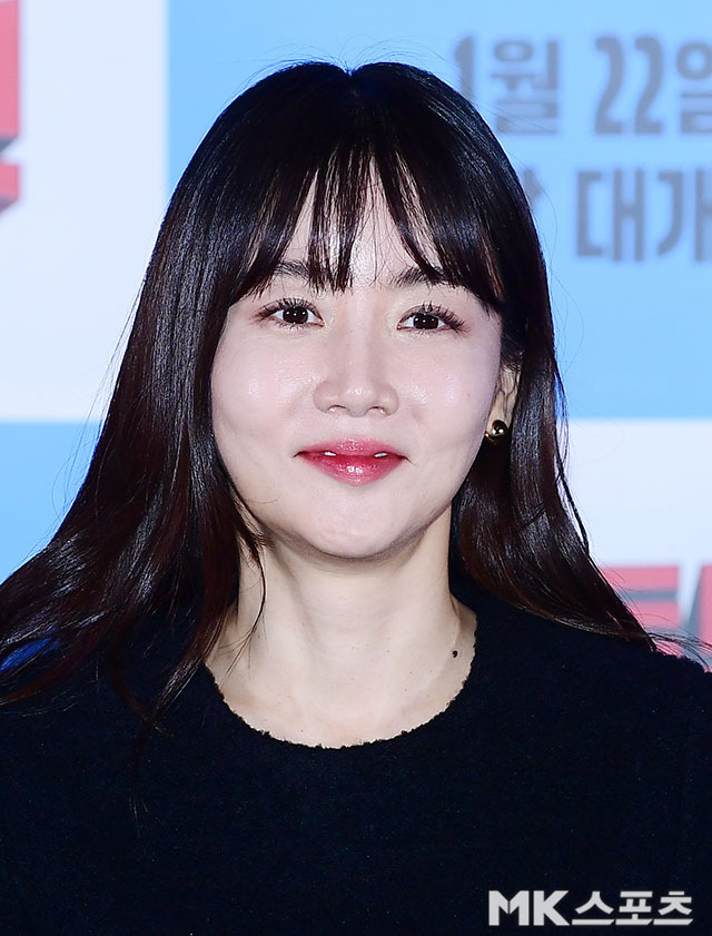 황우슬혜 쭉 뻗은 마네킹 비율 우아한 올블랙 미니드레스룩 뷰티는 내운명