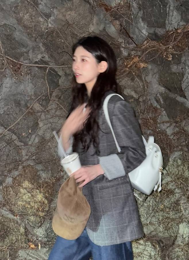 수지 체크 재킷과 볼캡 환상의 조합 힙한 듯 클래식한 스프링 간절기룩 패션엔