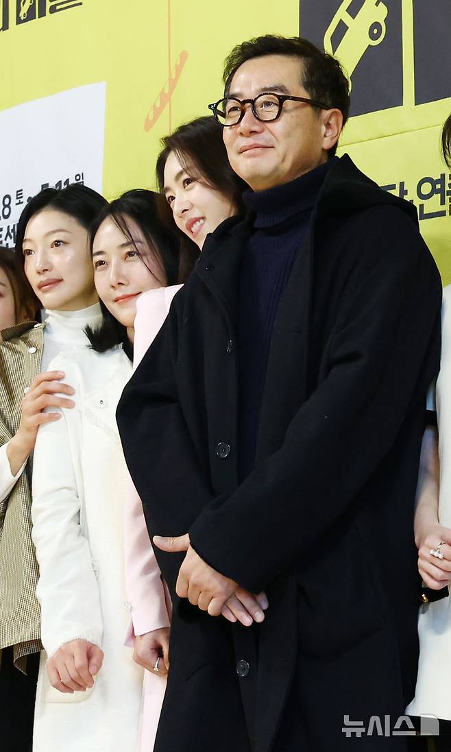 연극 꽃의 비밀 장진 감독 모든 풍자는 권력 집단 향해