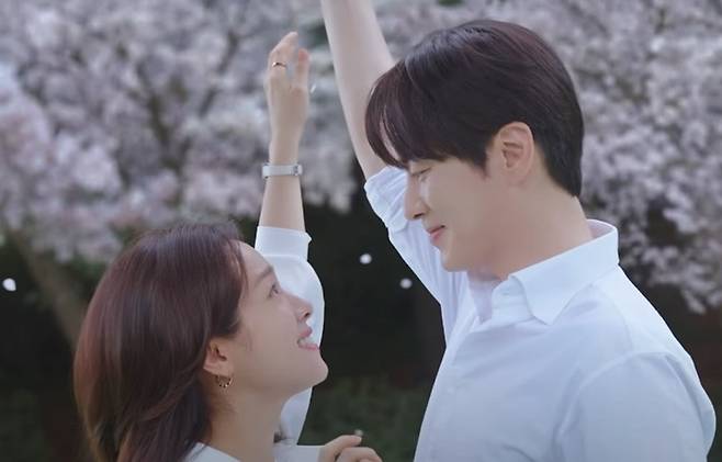 한지민♥이준혁 전 세계 홀렸다나완비 123개국 정상 등극