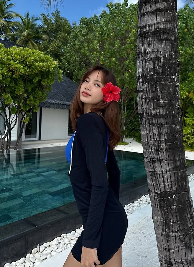 블랙핑크 리사 12월에 만난 관능의 여름 착붙 S라인 머메이드 리조트룩 패션엔