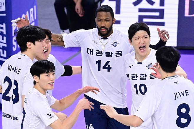 삼각편대 50점 폭격 대한항공 마테우스 빠진 한국전력 잡고 2위 지켰다 인천 리뷰