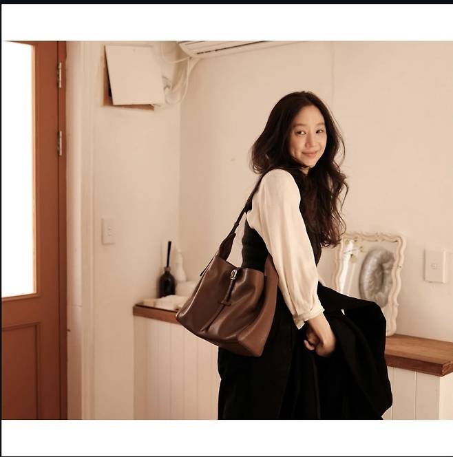 정려원 가을에 갇힌 잇걸 브라운 감성 물씬나는 롱 코트룩 뷰티는 내운명