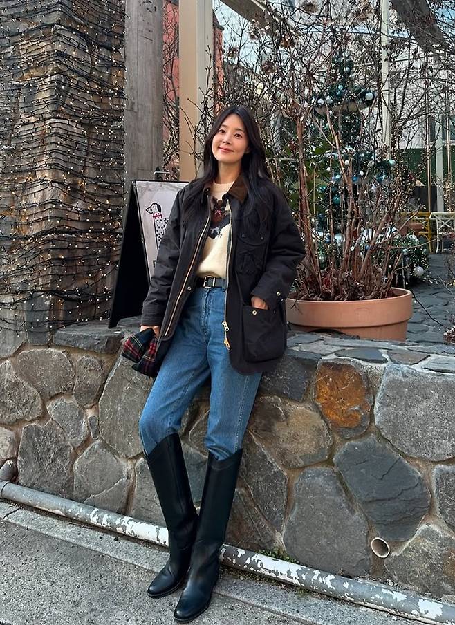 한지혜 남편 재킷도 찰떡 슈퍼 모델 핏 뽐낸 매니시한 바버 재킷 외출룩 패션엔