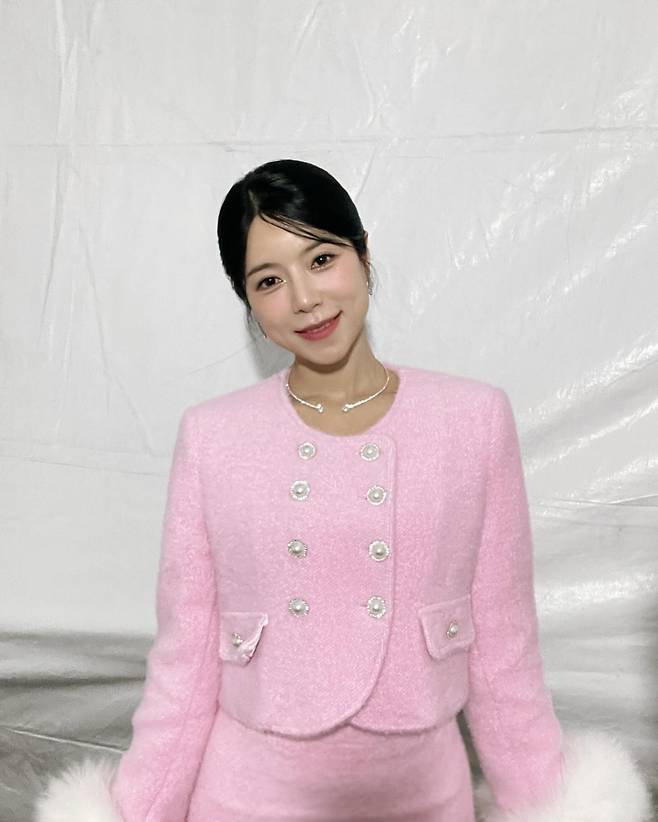 동요대회 최우수상에서 트로트 여왕까지 음악 여정 화제 된 가수 일상룩 라이프업
