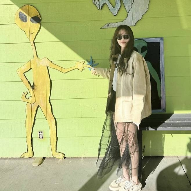 이지아 네바다주서 외계인과 교감 시스루 레이어드로 완성한 자유로운 감성 스타와 라이프