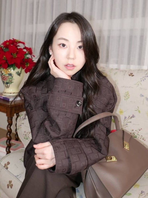 안소희 차원이 다른 고급미 페라가모 잇백으로 완성한 브라운 팬츠룩 레전드 스타와 라이프