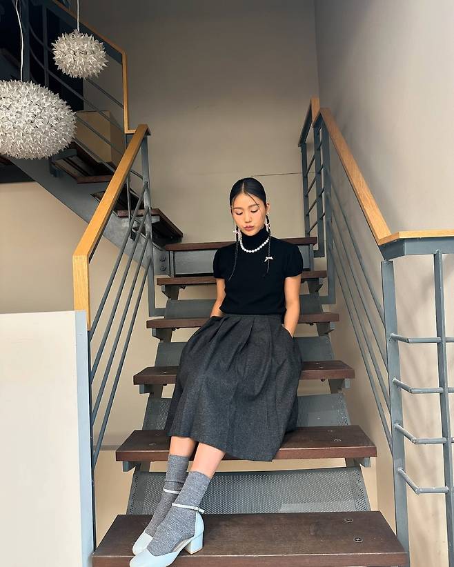 오마이걸 미미 미디 스커트and톤온톤 매치로 뽐낸 우아미 K스타패션