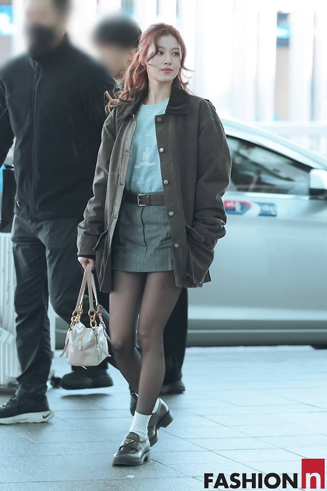 트와이스 사나 매니시 재킷으로도 여신 미모 오버핏 바버 재킷 하의실종룩 패션엔
