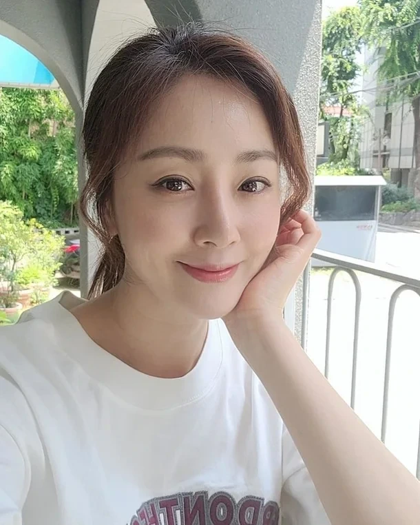 한 남자와 결혼안하고 25년간 연애중인 인기 여배우 필더무비