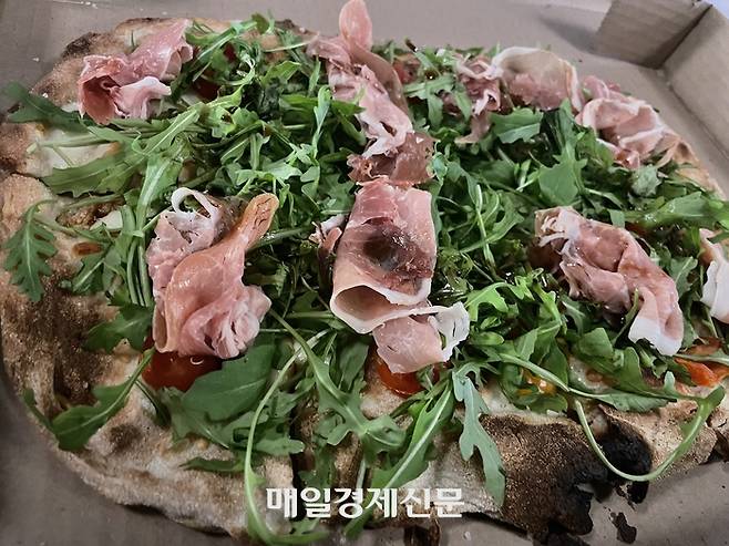 96시간 발효로 구멍 숭숭뚫린 최강 도우에 스핀 화덕 찐맛 특슐랭 In 뉴욕