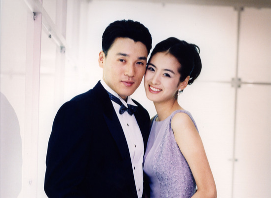 고3 여고생에게 반해 1년 기다려 결혼한 톱스타 스타픽