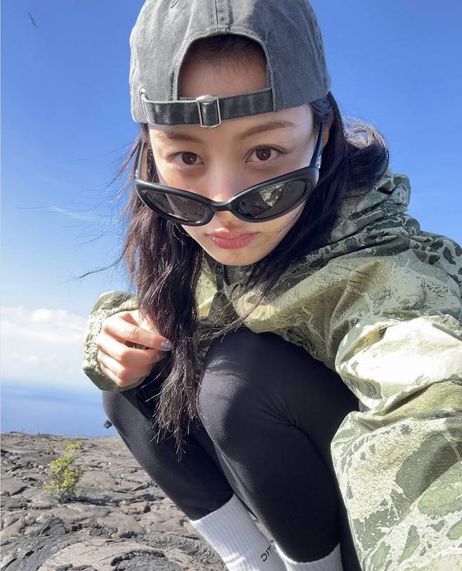 트와이스 지효 여행 중 찍힌 감탄 부른 탄탄 실루엣 군살 제로 레깅스 하이킹룩 뷰티는 내운명