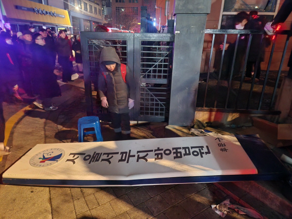 판사 어딨나”법원 현판 부수고 난동부린 尹지지자들