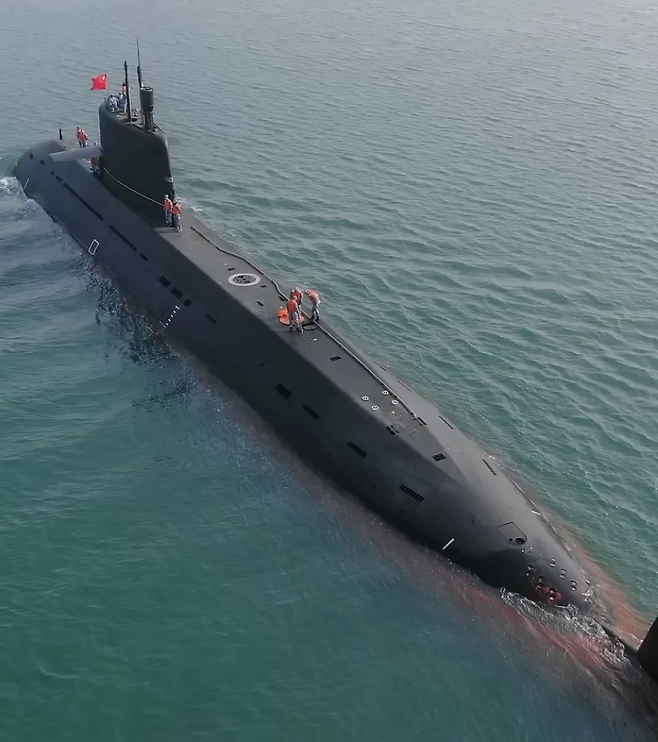 기상천외한 방식의 중국 잠수함 Type 041형 저우급 미니 공격원잠의 위력 | 군사돋보기