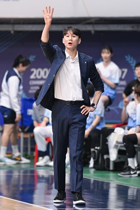 경기 후 이시준 신한은행 감독대행 마지막 수비를 완벽하게 해냈다” 김도완 하나은행 감독 아쉽기는 하지만”