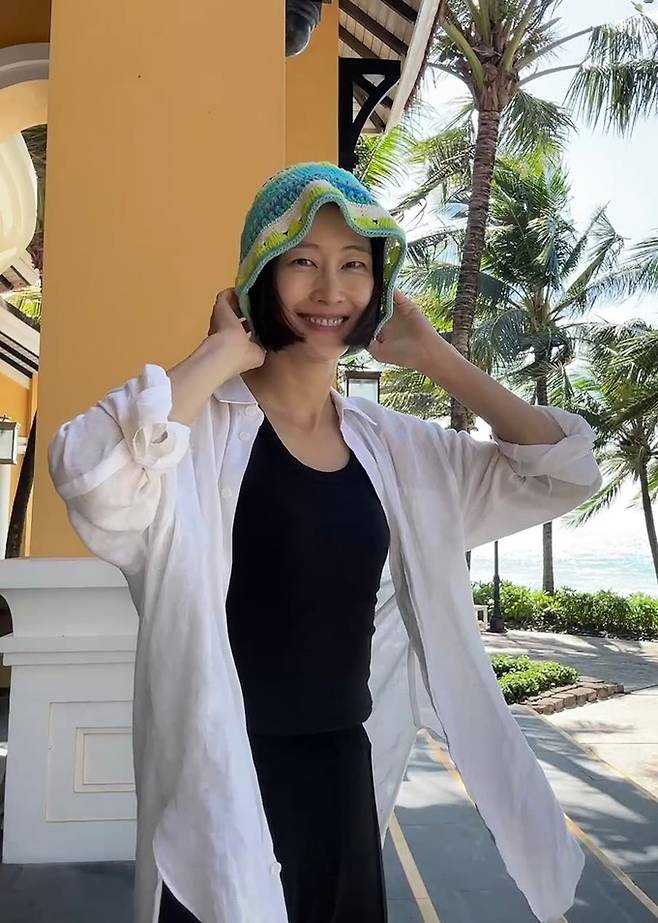 이현이 뭘 입어도 슈퍼 모델 S라인 드러낸 홀터넥 스윔웨어 푸꾸옥 리조트룩 패션엔