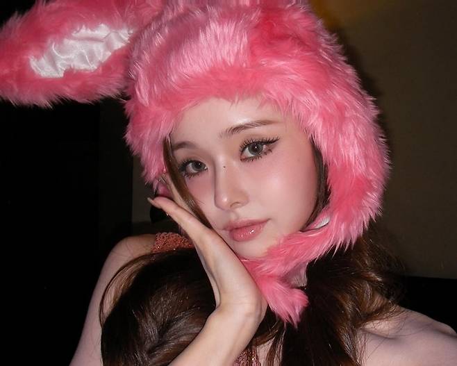 프리지아 인간 버니가 떴다 동화 속에서 나온 듯 핑크 버니햇에 시퀸 드레스룩 패션엔