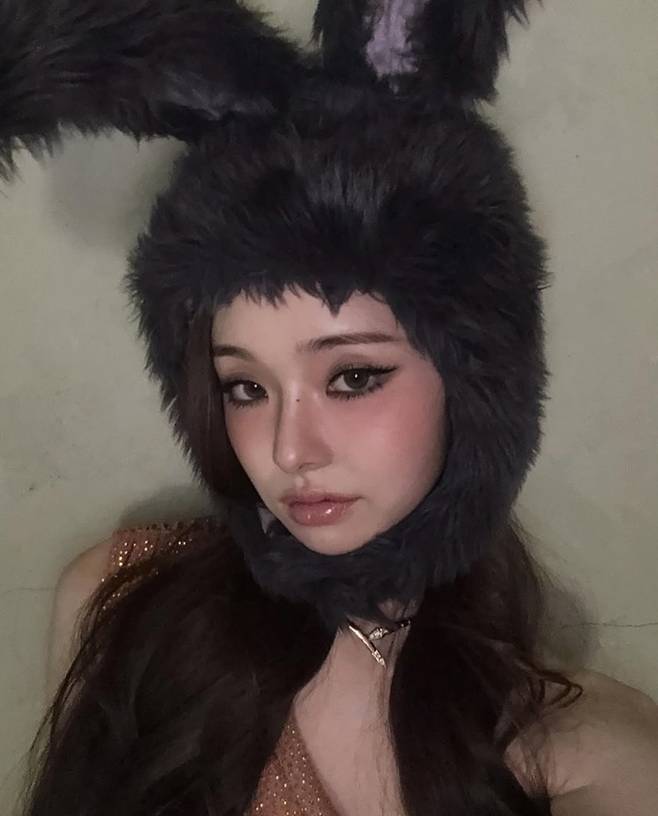 프리지아 인간 버니가 떴다 동화 속에서 나온 듯 핑크 버니햇에 시퀸 드레스룩 패션엔