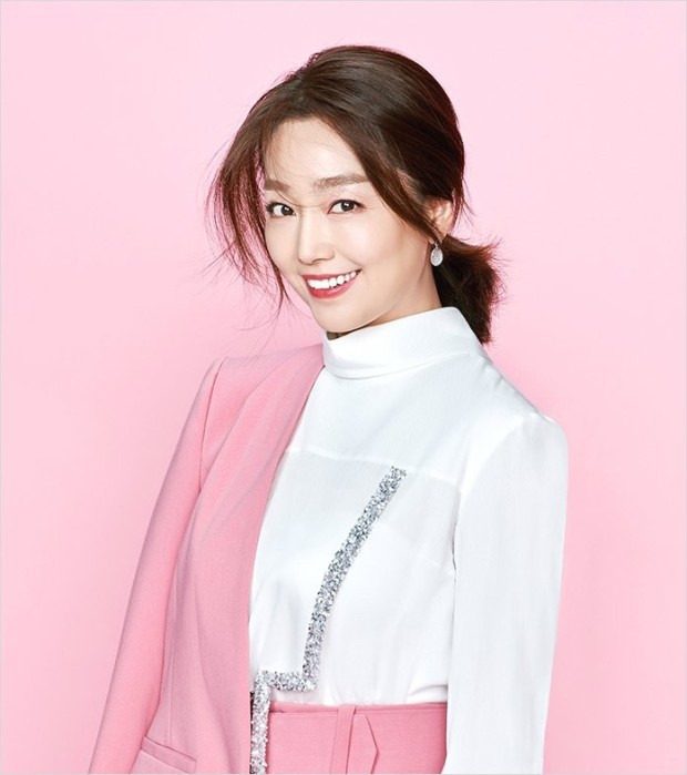 결혼준비 중이었던 남자친구때문에 54세에도 싱글로 보내고 있는 미혼여배우 스포엔 뉴세이