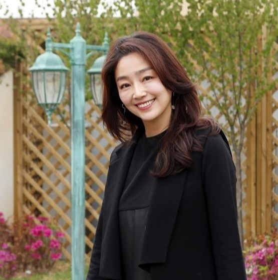 결혼준비 중이었던 남자친구때문에 54세에도 싱글로 보내고 있는 미혼여배우 스포엔 뉴세이