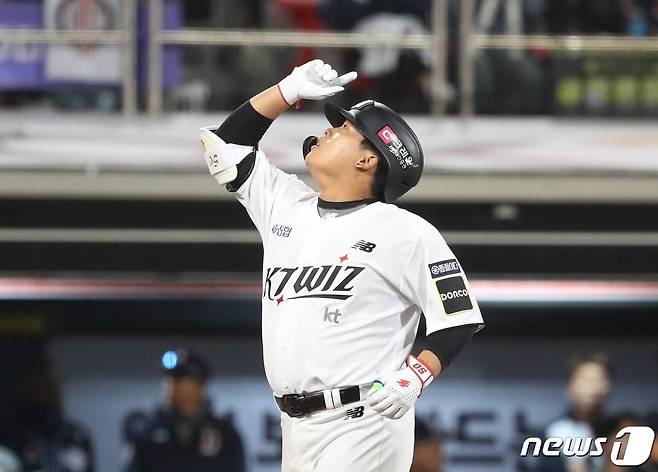 5년 차 최고 연봉이었는데 반토막에 연봉동결까지자존심 구겼던 천재 타자 Fa 앞둔 그의 연봉은