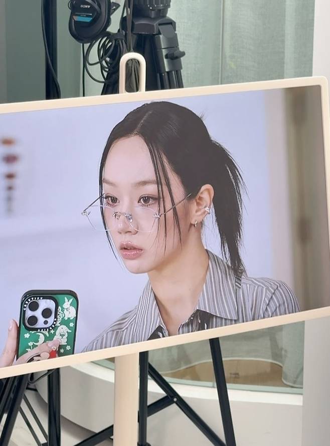 혜리 어~ 이게 되네” 안경 쓰니 다시 걸그룹 더 어려진 걸리시 프레피룩 패션엔