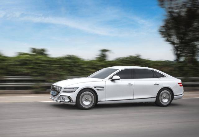 [타봤더니]"럭셔리란 이런 것"...VIP용 세단의 새 기준 꺼낸 제네시스 G80 전동화 모델[CarTalk]