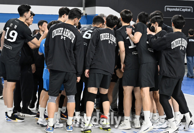 선수들의 집단구타에도 미소 짓는 감독 13연승 팀에겐 무언가 특별한 것이 있다 송일섭의 공작소