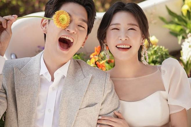 첫눈에 반해 열애 시작한지 7년 만에 결혼식 올린 가수♥배우 부부 뉴스에이드
