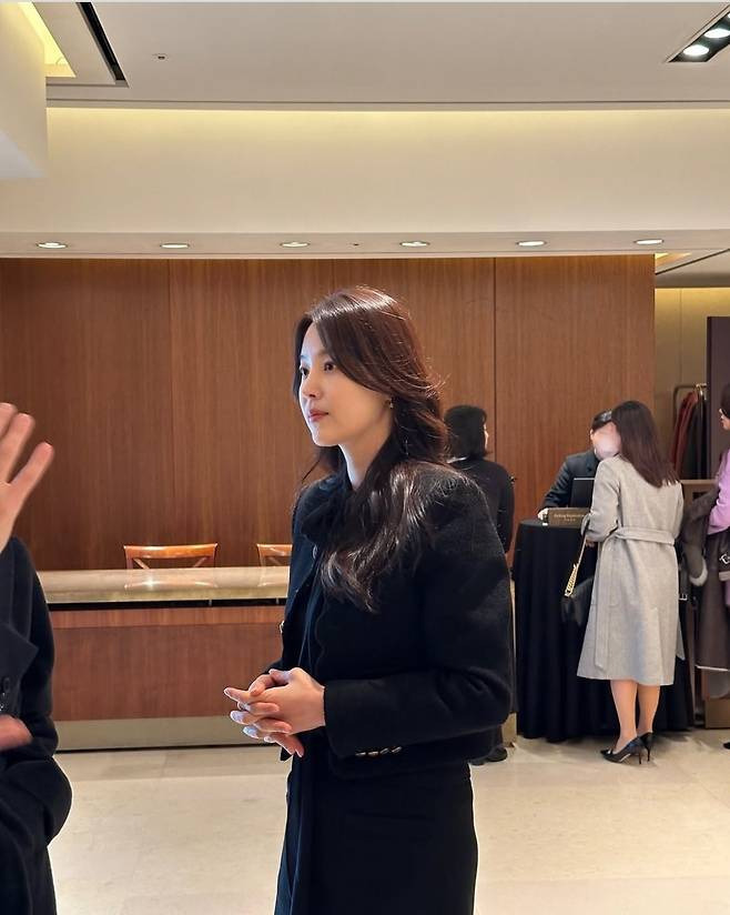 한지혜 172cm 47kg 충격 비주얼 블랙 미니스커트에 레드 하이힐로 시선 압도 스타와 라이프