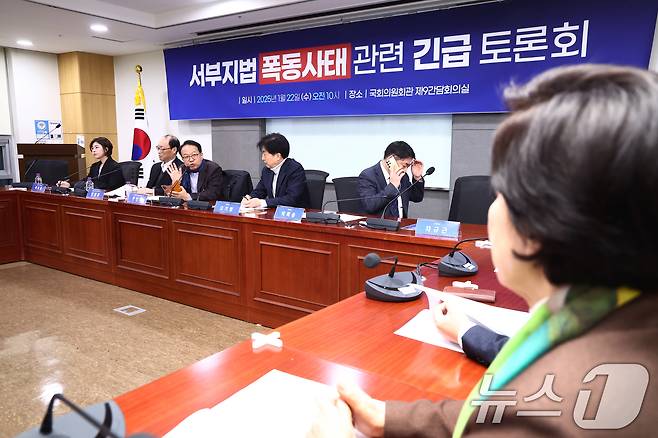 사법부 침탈 대책 마련 시급반성 보다 저항권 운운