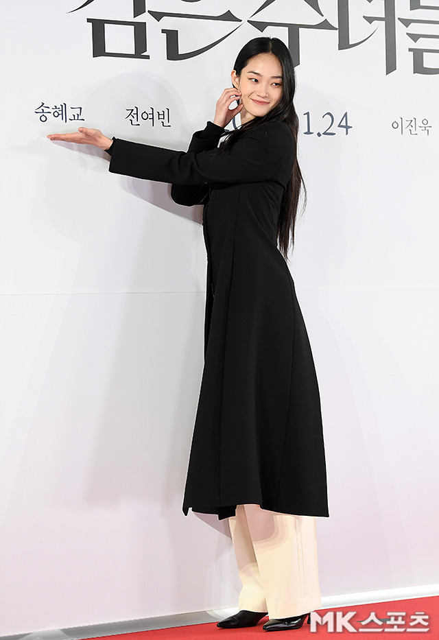 송혜교 절친 신현지 톱모델 아우라 완벽룩 블랙 롱코트로 시크우아 끝판왕 뷰티는 내운명
