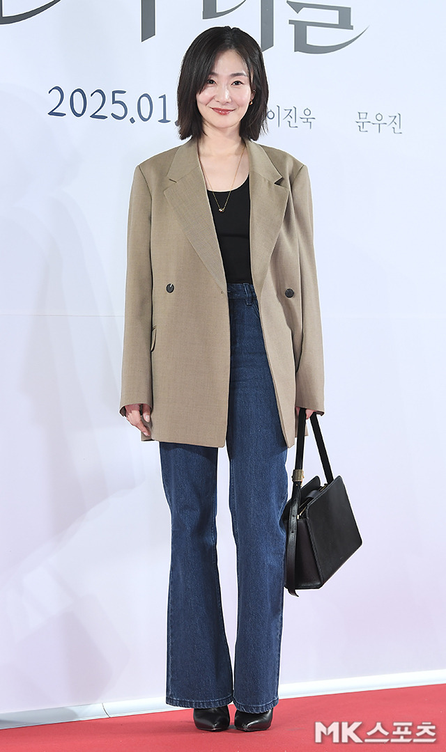 박효주 동갑내기 송혜교와 절친 케미 심플한 세련미 뽐낸 베이지 재킷 데님 팬츠룩 뷰티는 내운명