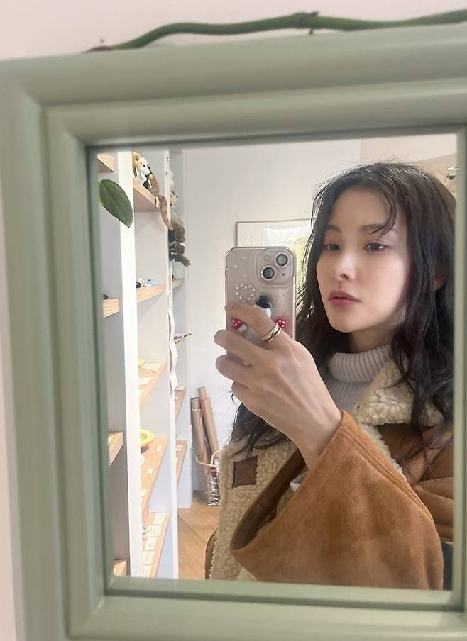박규리 무스탕이 청순 혼자 신난 둡두비 스커트와 무스탕 재킷 외출룩 패션엔