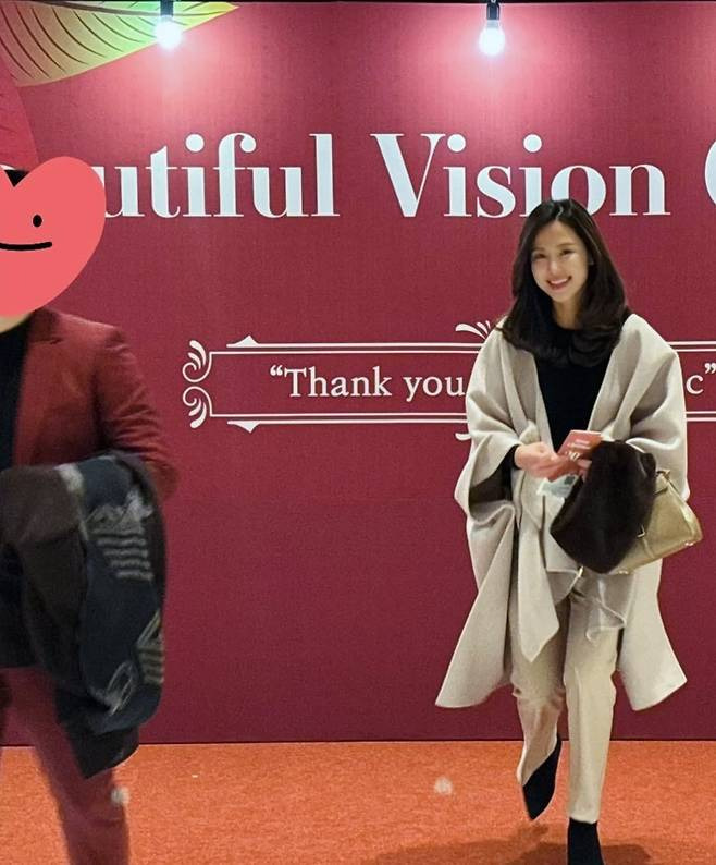 공현주 남편 마음 저격 베이지 케이프 코트로 완성한 로맨틱 데이트룩 스타와 라이프