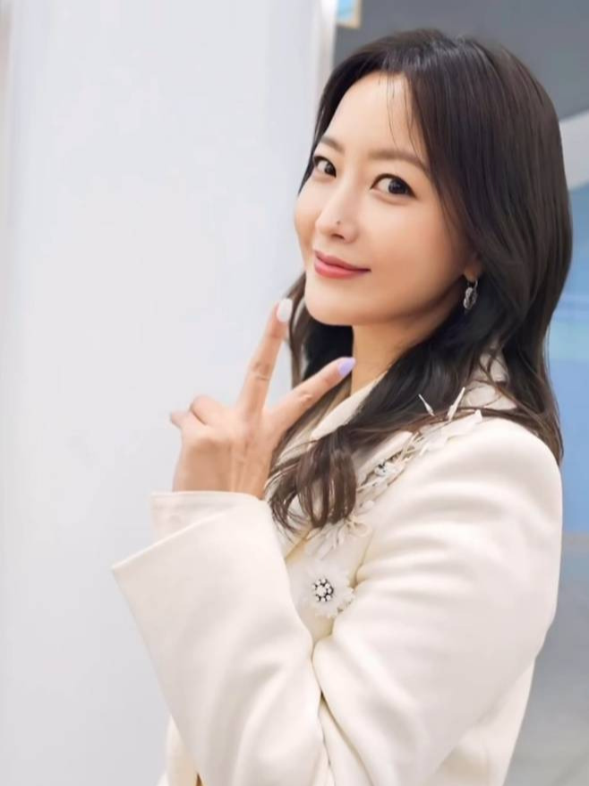 김희선 예나 지금이나 완벽한 비주얼 화이트 롱코트로 독보적 미모 발산 스타와 라이프