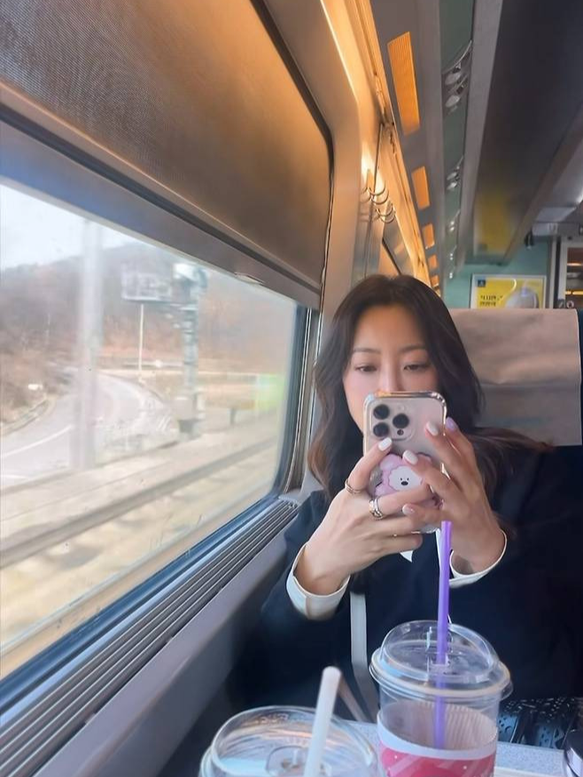 김희선 예나 지금이나 완벽한 비주얼 화이트 롱코트로 독보적 미모 발산 스타와 라이프
