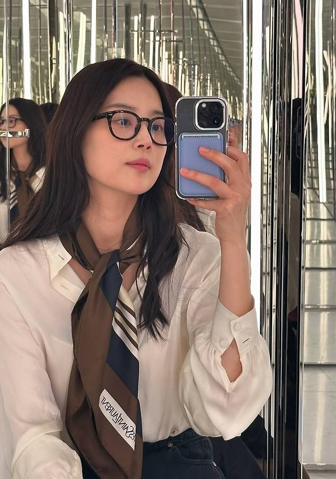 한지혜 이 조합 100점 올 트렌드 컬러 모카무스 스카프와 코트 매치 얼죽코룩 패션엔