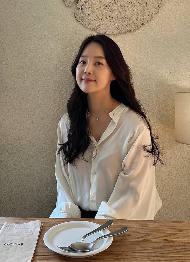 한지혜 이 조합 100점 올 트렌드 컬러 모카무스 스카프와 코트 매치 얼죽코룩 패션엔