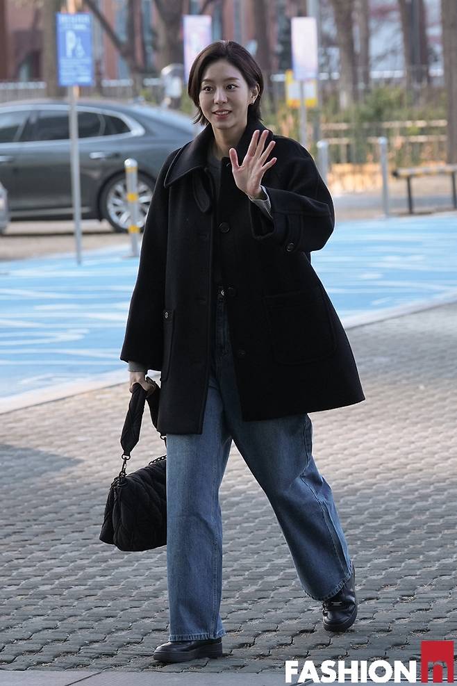 유이 수수해서 더 예쁜 ‘바닷마을 요시노 하프 코트 숏컷 출근룩 패션엔