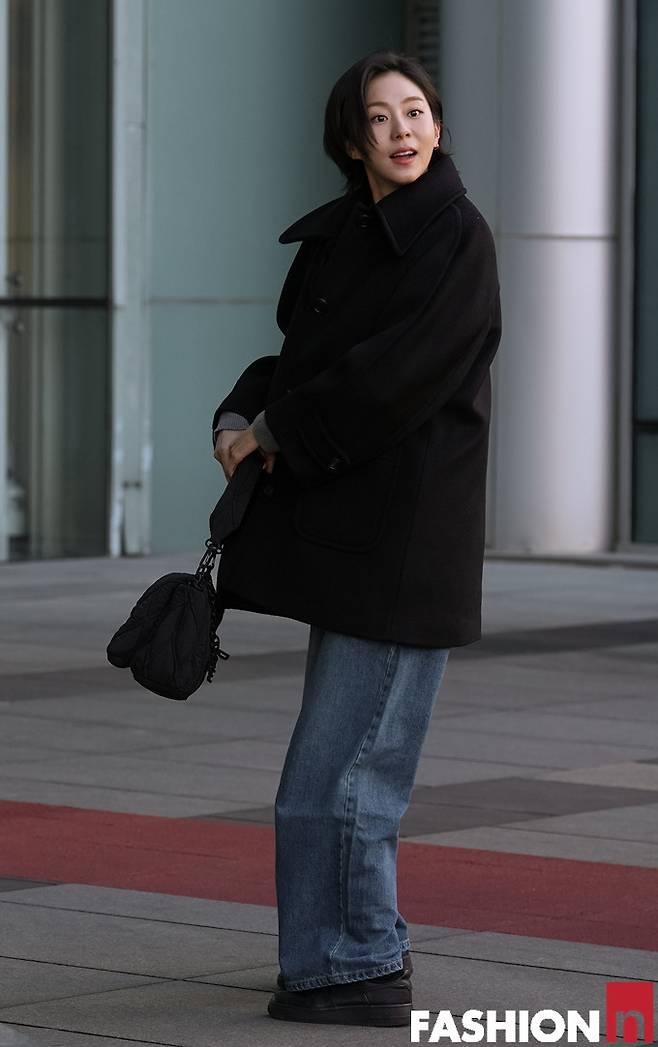 유이 수수해서 더 예쁜 ‘바닷마을 요시노 하프 코트 숏컷 출근룩 패션엔